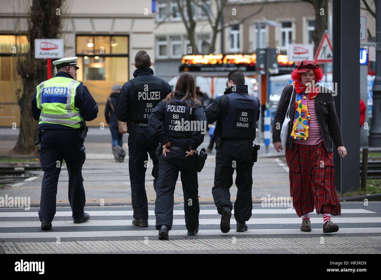Cologne, Germany. 27th Feb, 2017. Policemen patrol the inner city ...