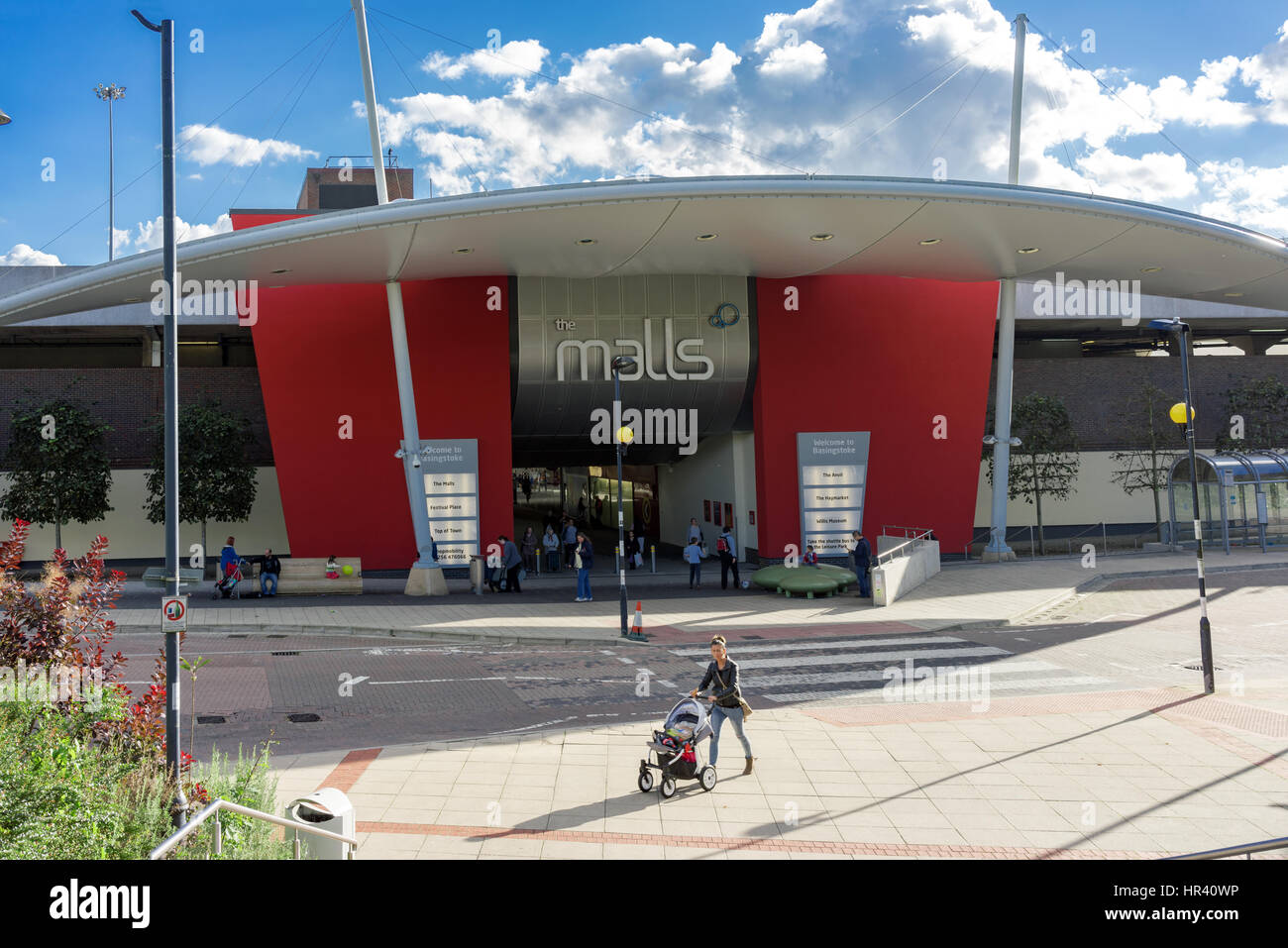 Entrance to The Malls shopping centre by Basingstoke Station Stock ...