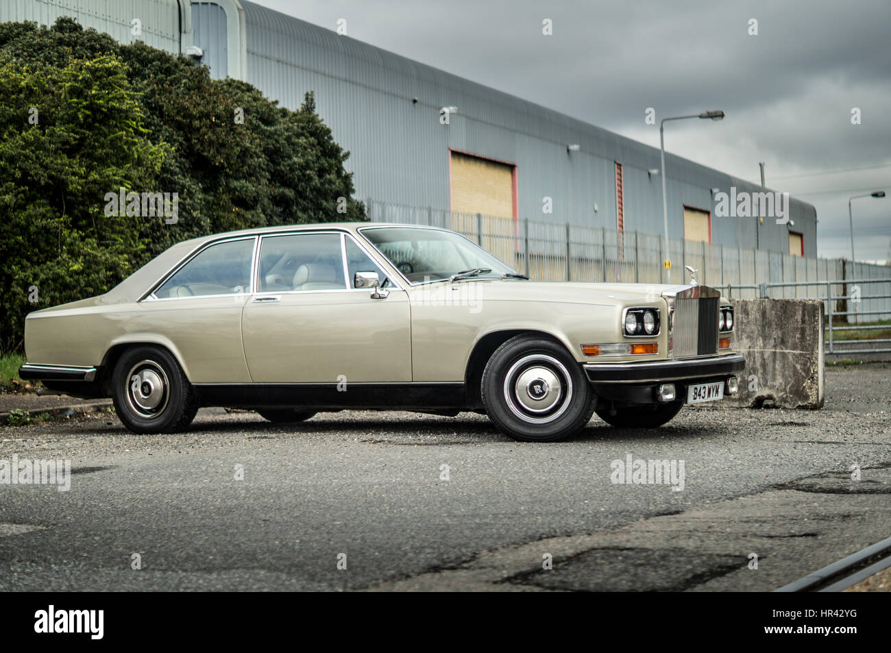 Rolls Royce Camargue in beige Stock Photo - Alamy