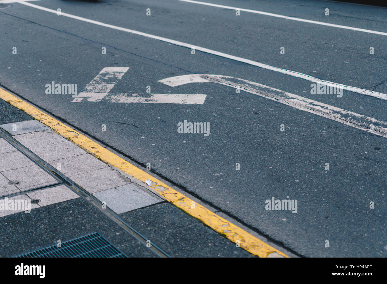 White directional road lines hi-res stock photography and images - Alamy