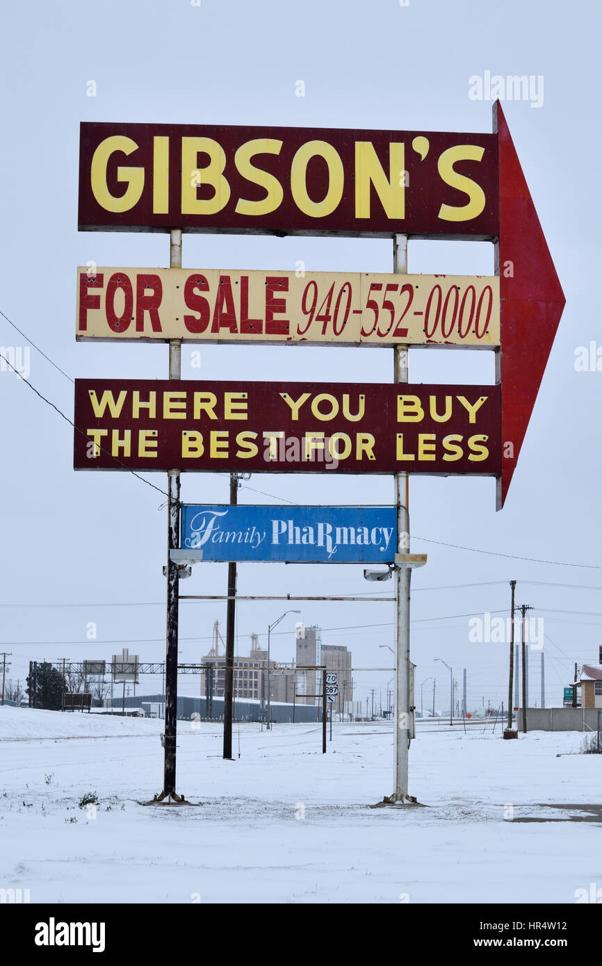 Old walmart sign hi-res stock photography and images - Alamy