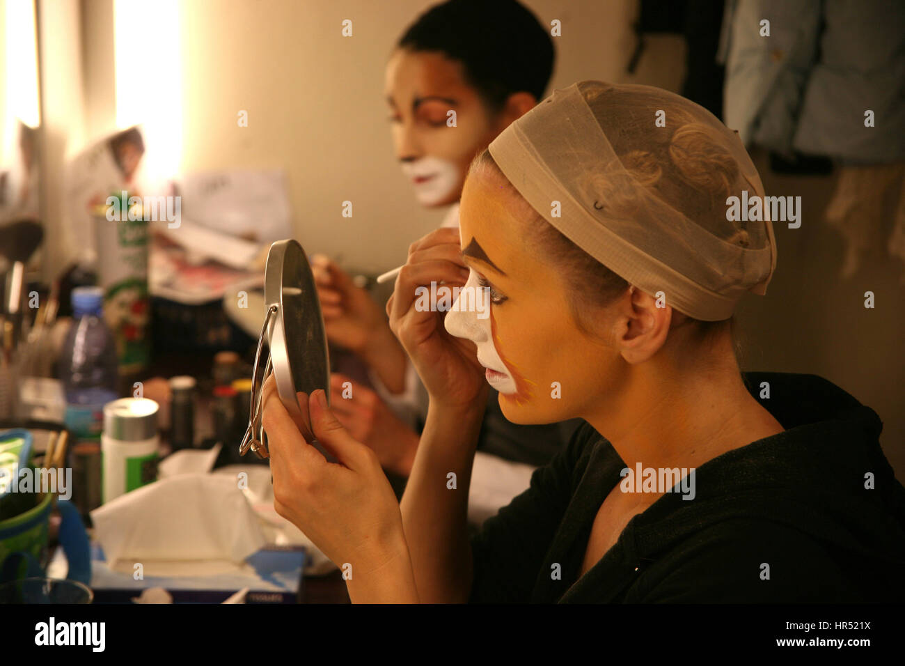 Actors backstage hi-res stock photography and images - Alamy