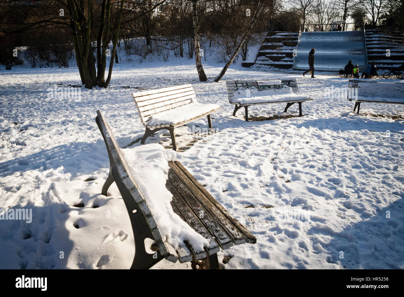 City park pedestrians benches hi-res stock photography and images - Alamy