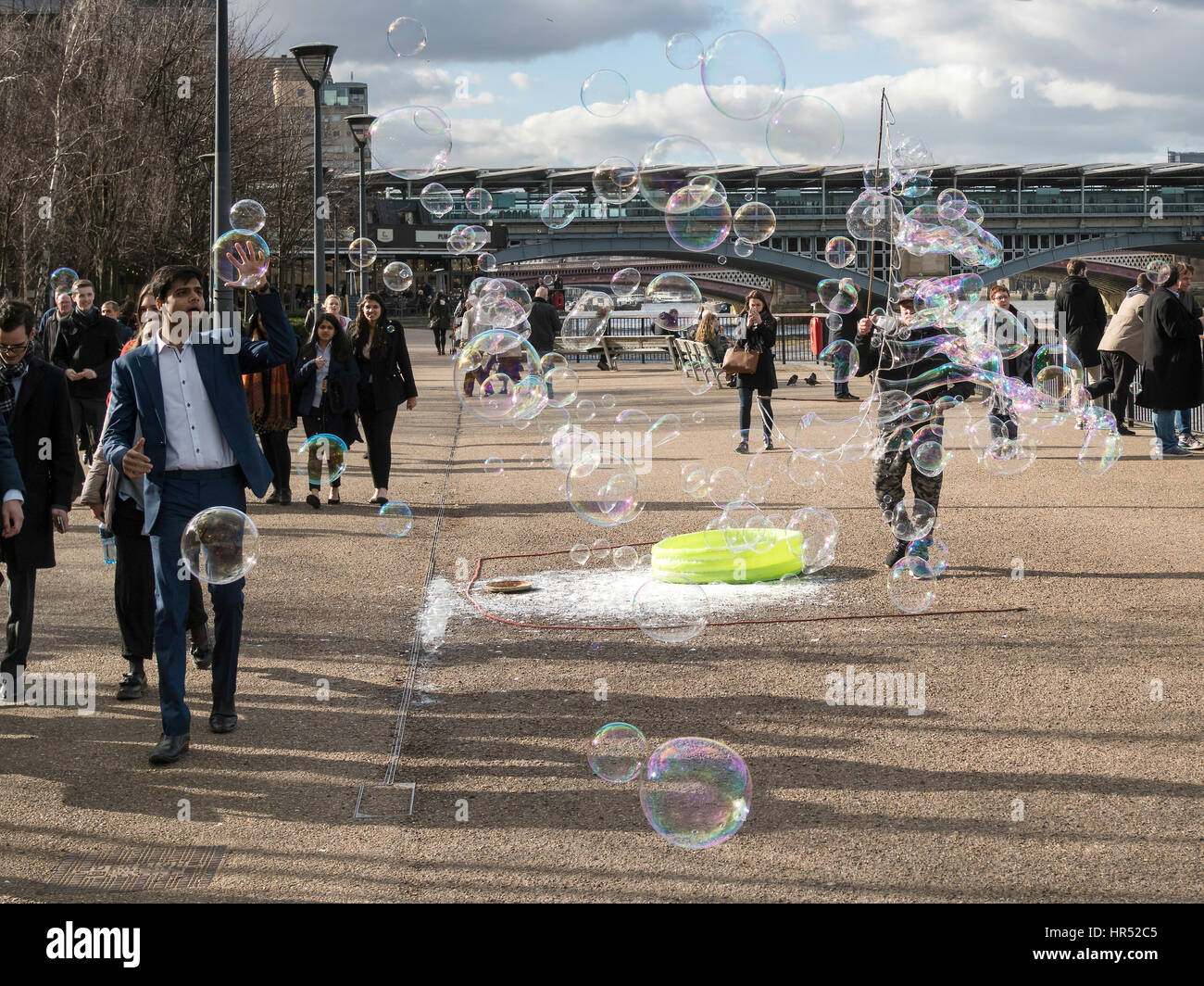 Bubblemaker on the Southbank of the Thames Stock Photo - Alamy
