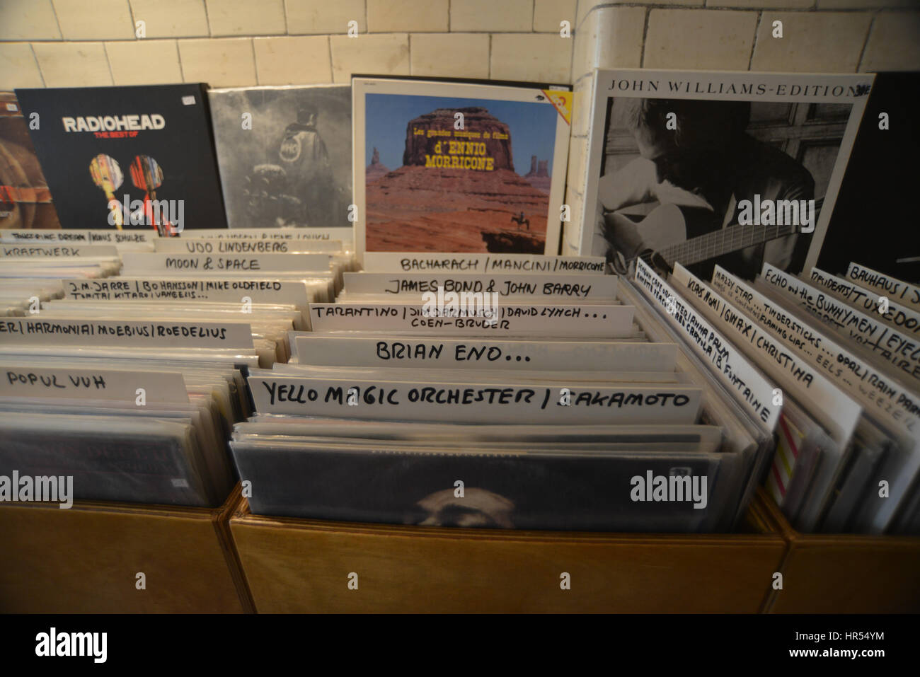 Vintage vinyl shop hi-res stock photography and images - Alamy