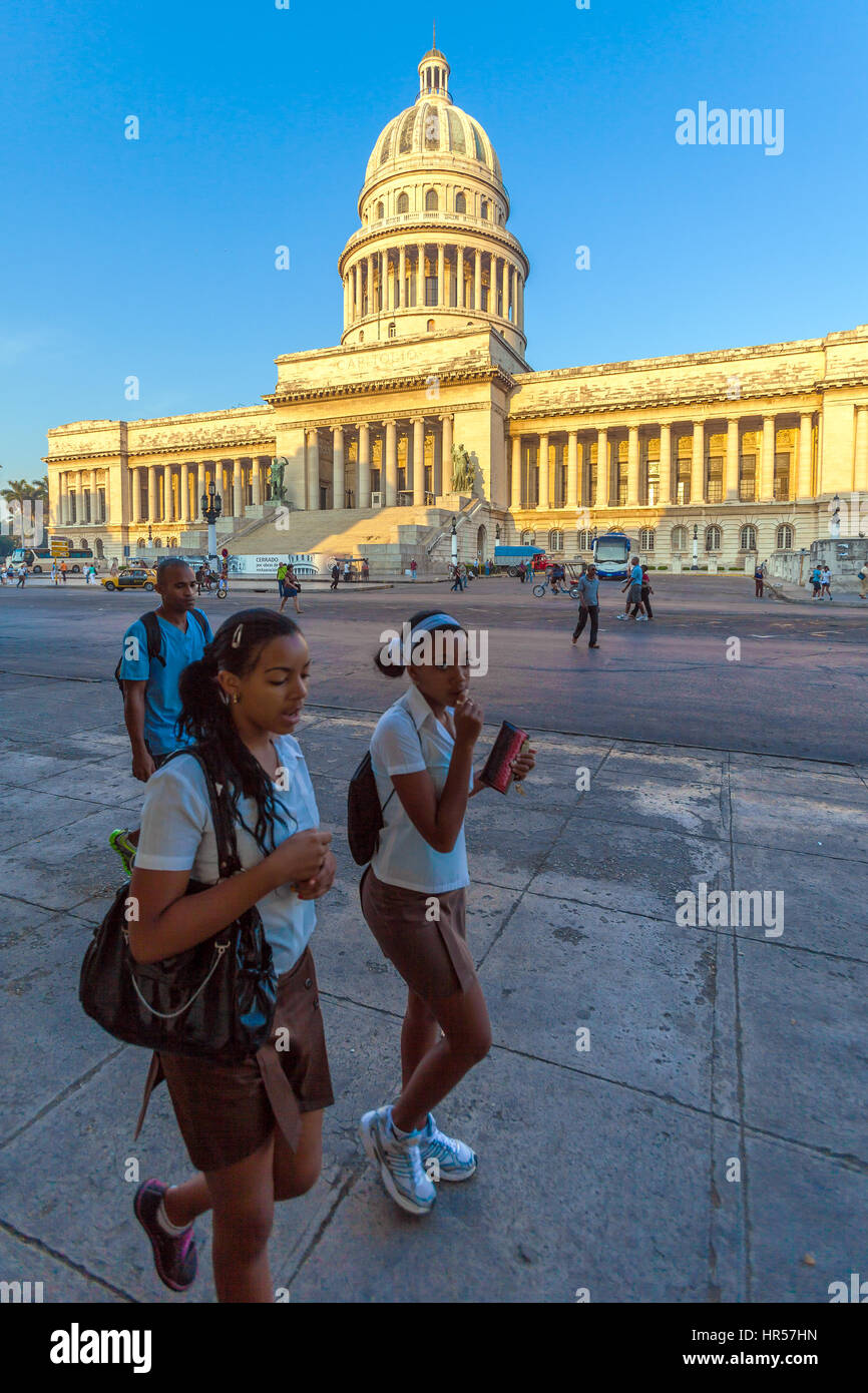 Cuba students group hi-res stock photography and images - Alamy