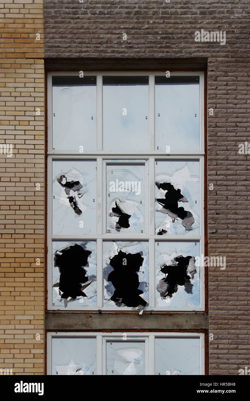 Smashed store windows hi-res stock photography and images - Alamy