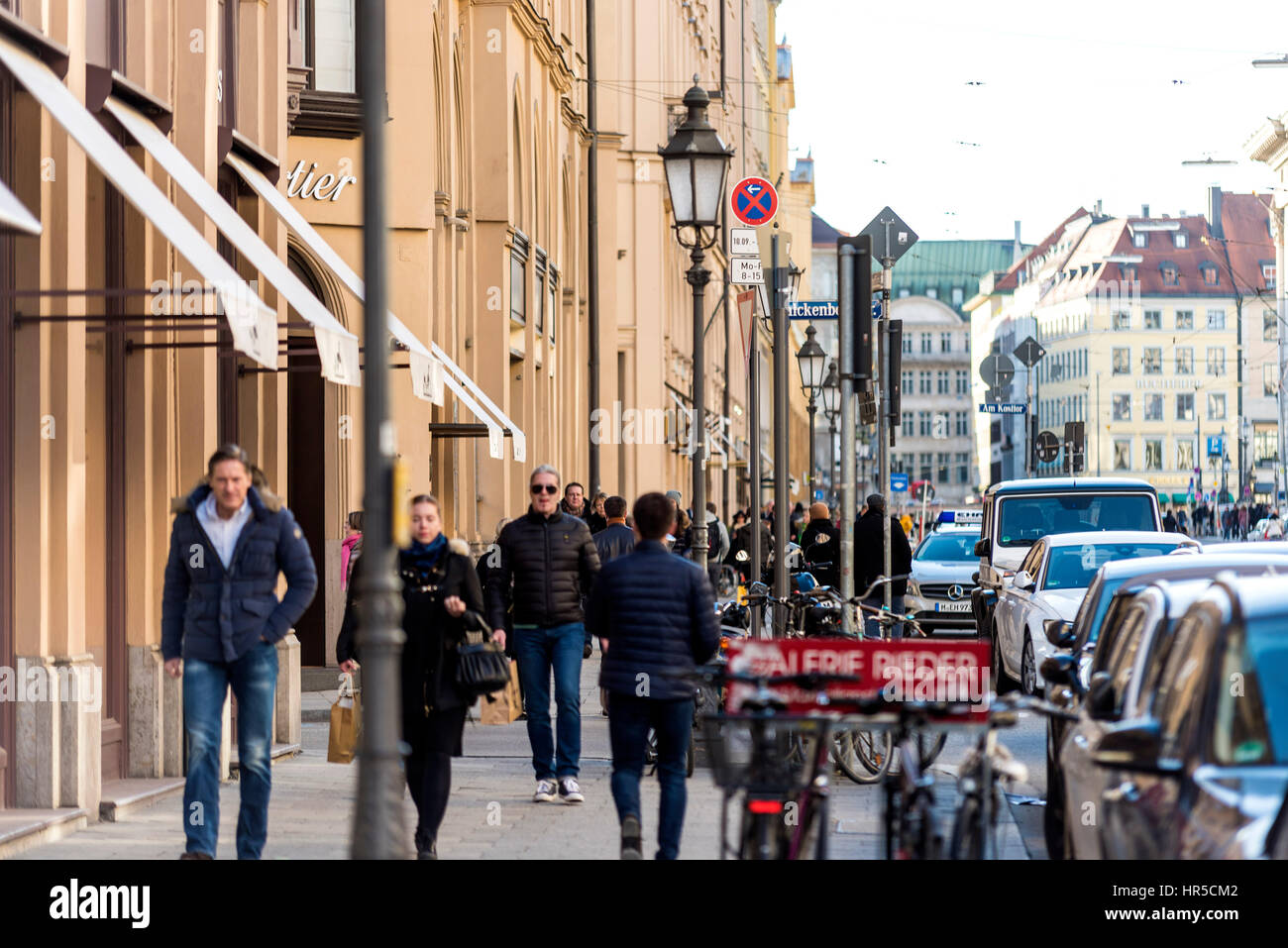 Streetlife hi-res stock photography and images - Alamy