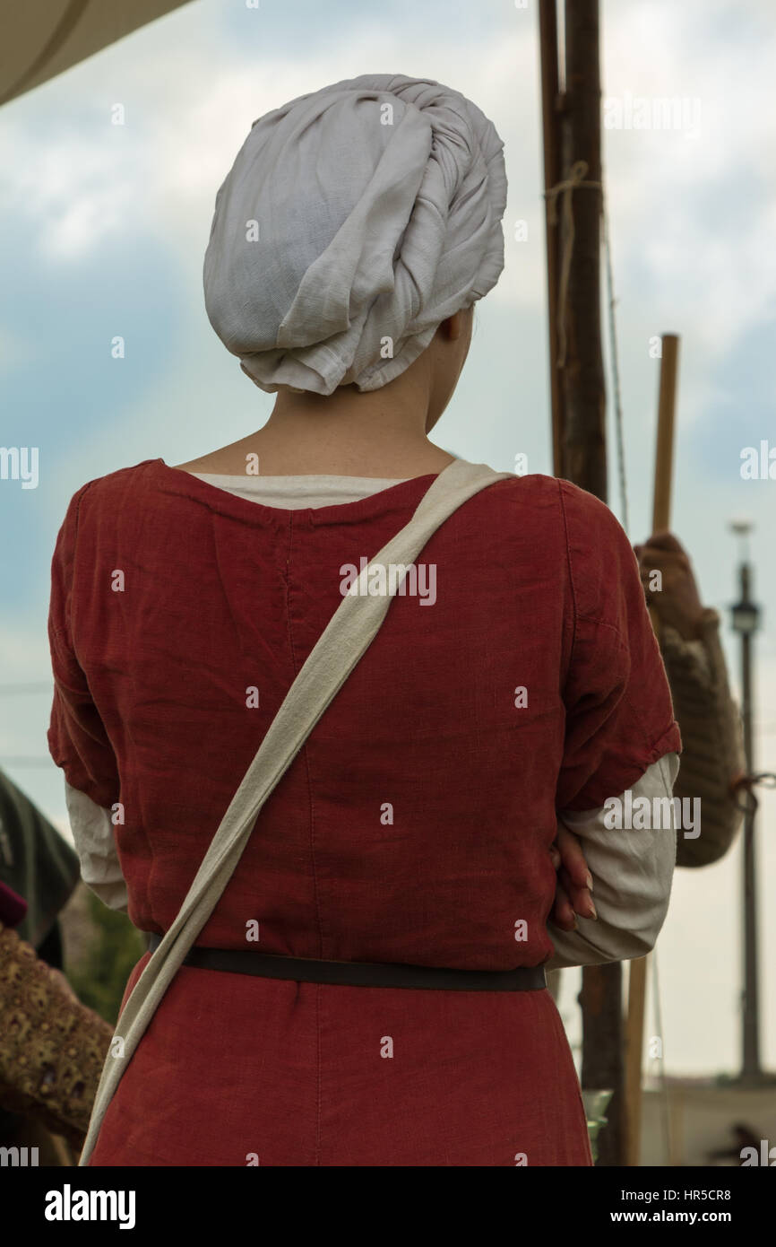 Female White Wrap: Medieval Event Reconstruction Stock Photo - Alamy
