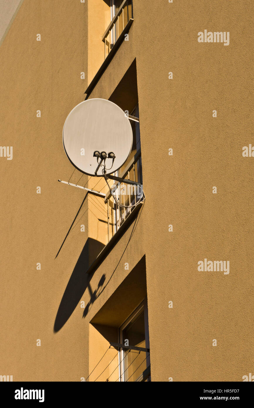Satellite dish receiver hi-res stock photography and images - Alamy