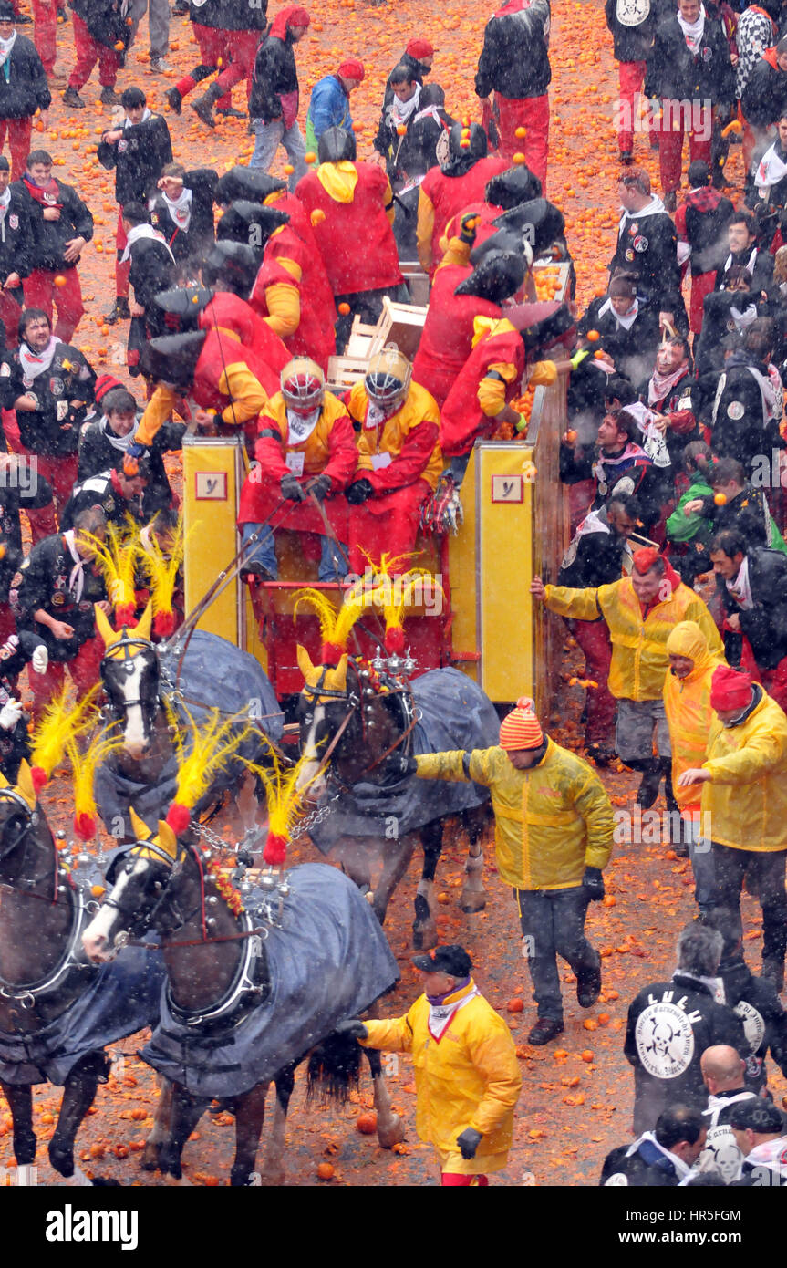Ivrea Carnival, moments from the Organes Battle Stock Photo - Alamy