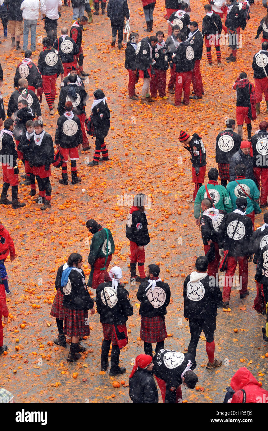 Ivrea Carnival, moments from the Organes Battle Stock Photo - Alamy
