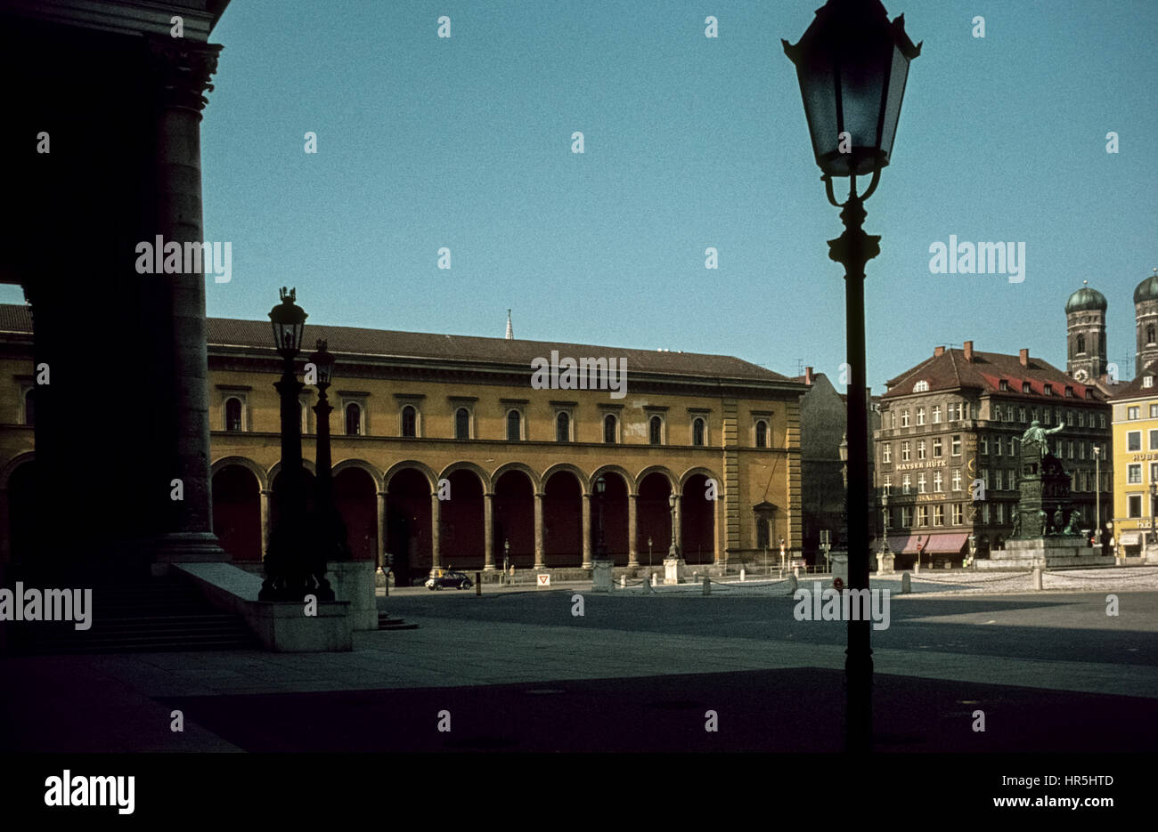The Munich Max-Joseph-Platz in the 1960s. Blick von der Staatsoper über ...