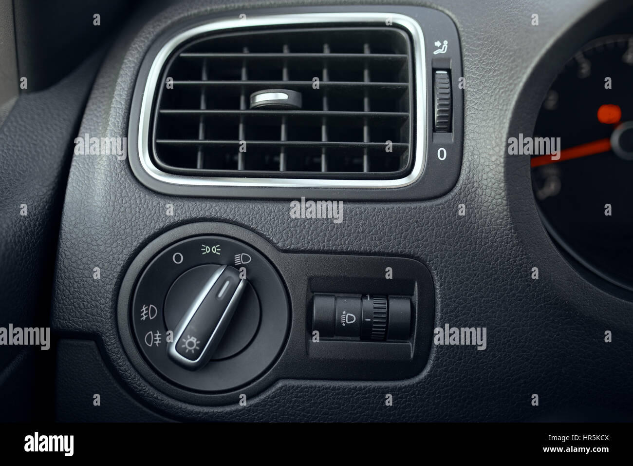 Automotive air conditioning. The flow of air inside the vehicle ...