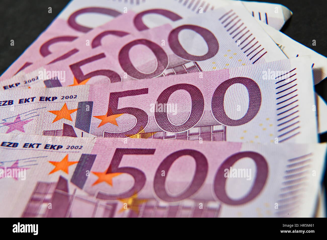 Five hundred euro banknotes in a row Stock Photo - Alamy