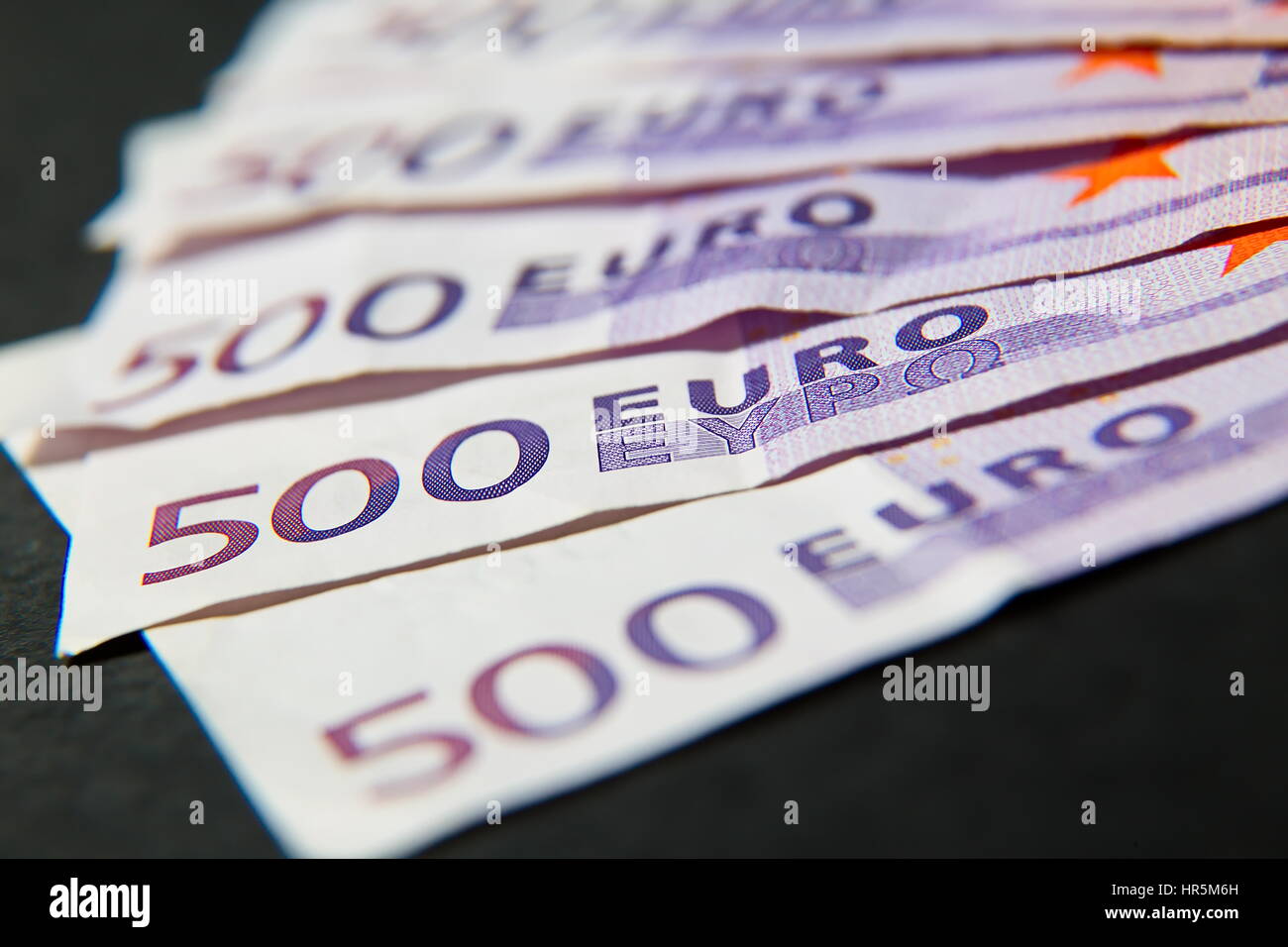 Five hundred euro banknotes in a row Stock Photo - Alamy