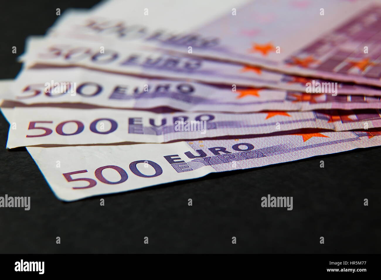 Five hundred euro banknotes in a row Stock Photo - Alamy