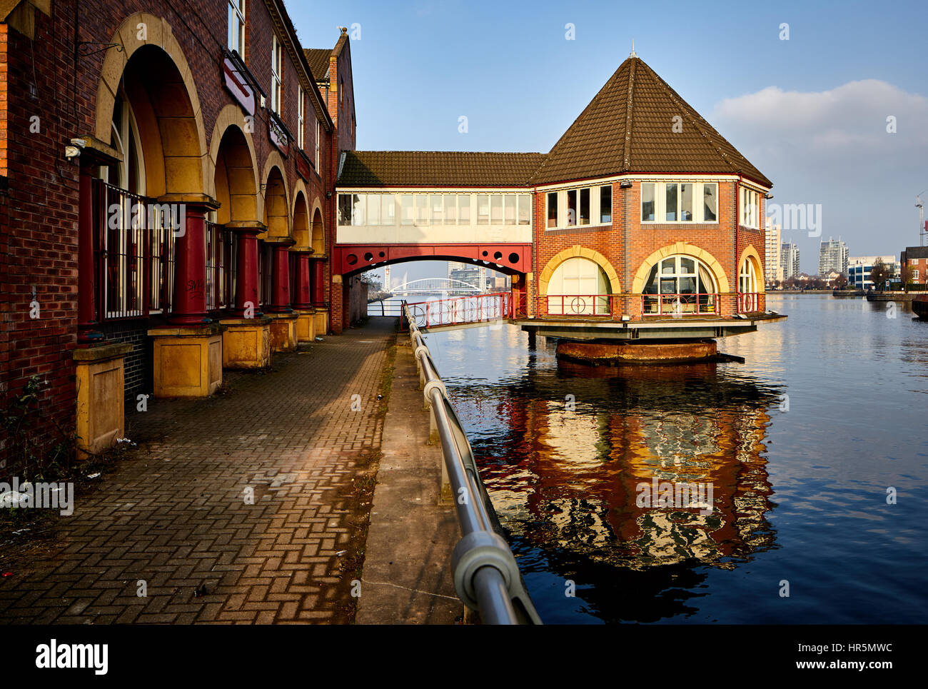 Ship shaped building hi-res stock photography and images - Alamy