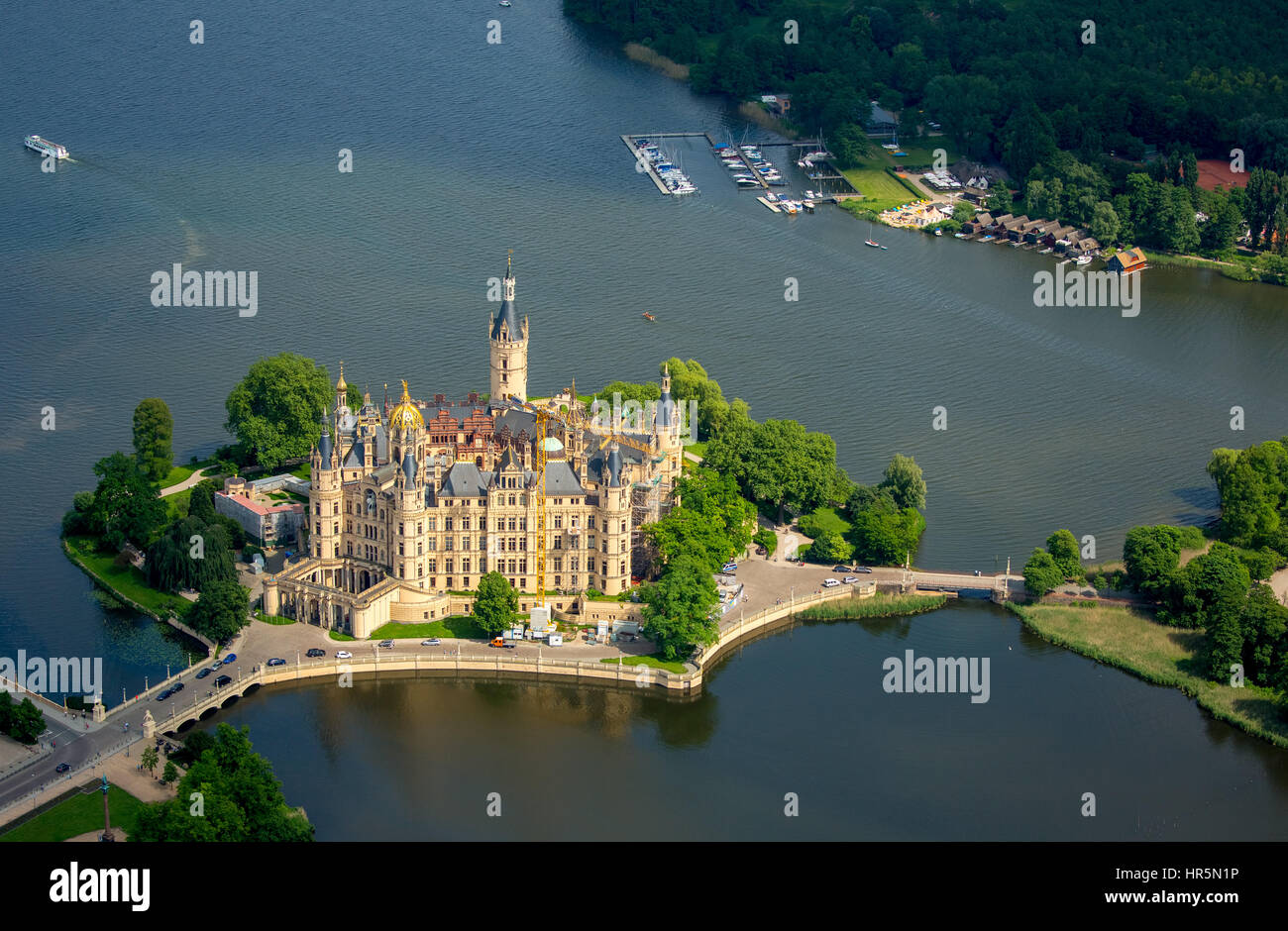 Castle Schwerin, castle garden, lake Burgsee, lake Schweriner See ...