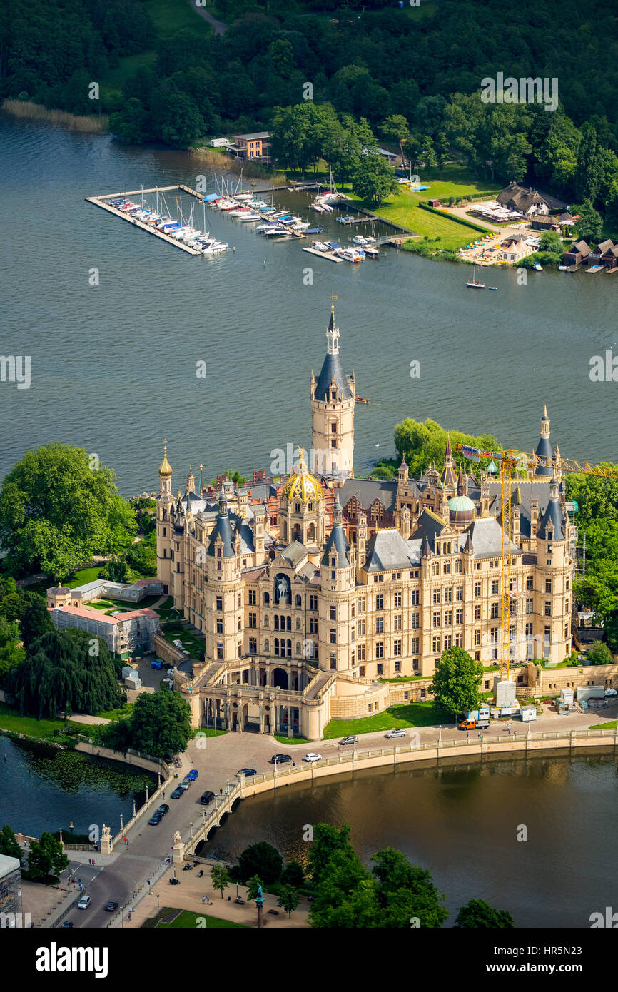 Castle Schwerin, castle garden, lake Burgsee, lake Schweriner See ...