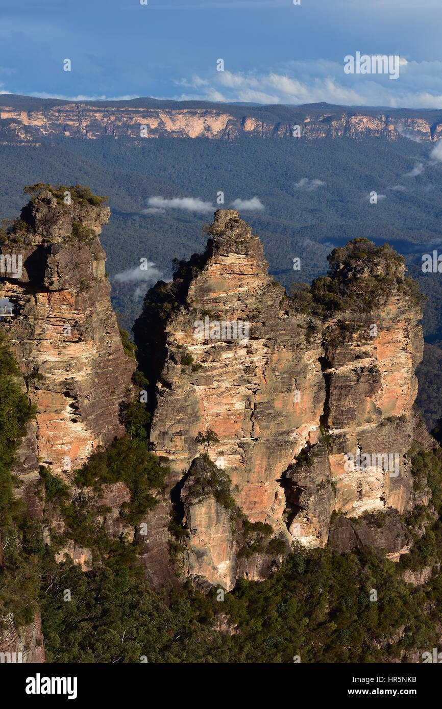 Iconic Three Sisters rock formation in Blue Mountains in evening Stock ...