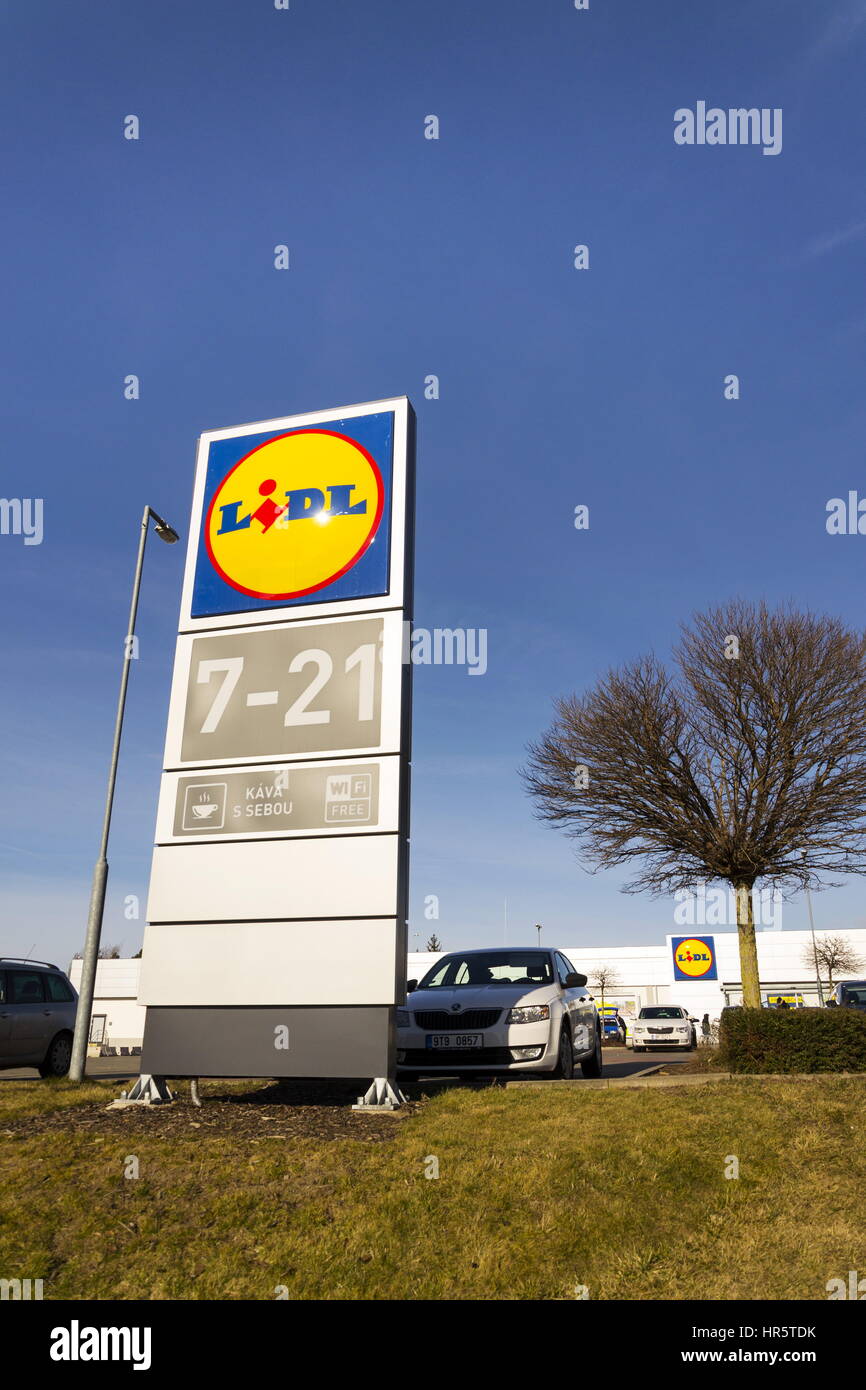 Lidl Logo On Store Front Stock Photos & Lidl Logo On Store Front Stock ...