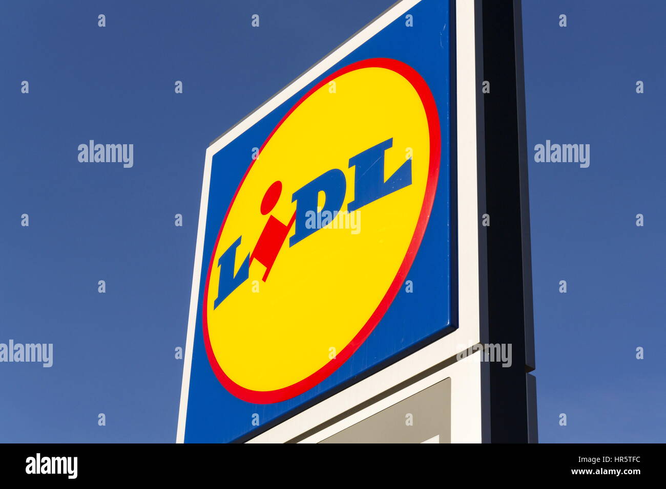 Lidl Logo On Store Front Stock Photos & Lidl Logo On Store Front Stock ...