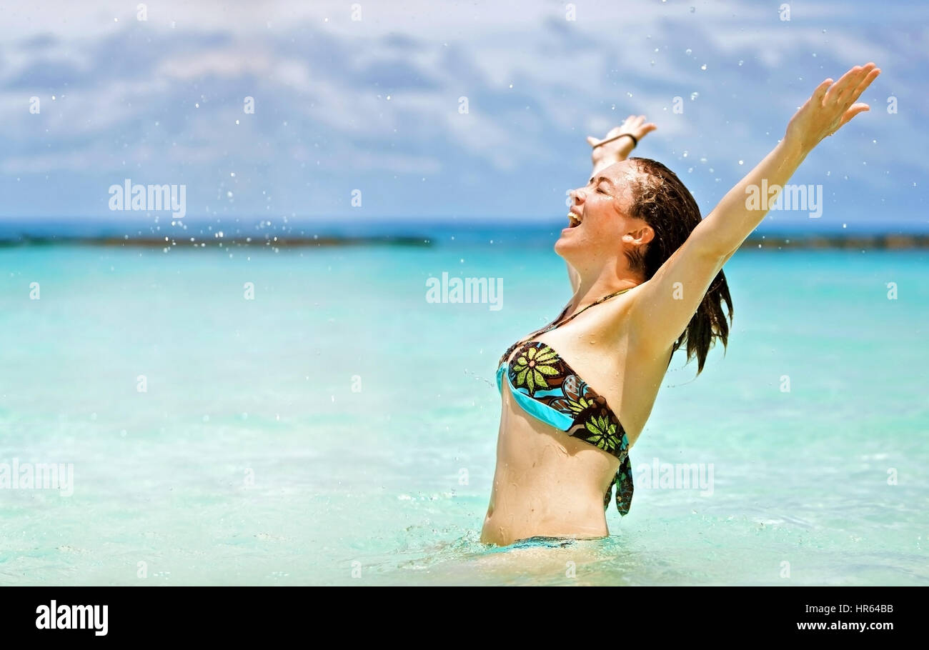 beach freedom woman with arms open looking happy Stock Photo - Alamy
