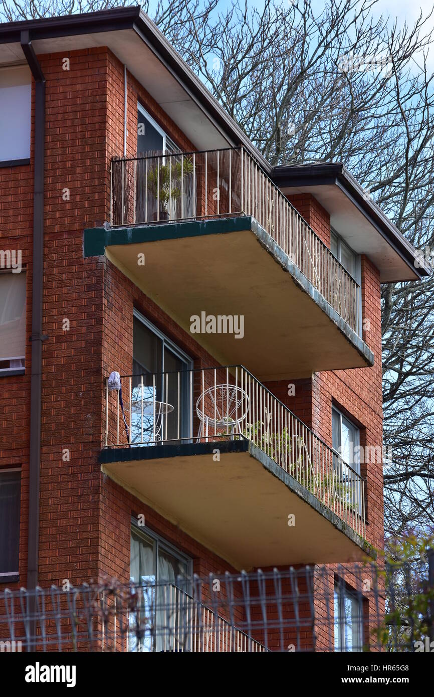 Multi story red brick building hi-res stock photography and images - Alamy