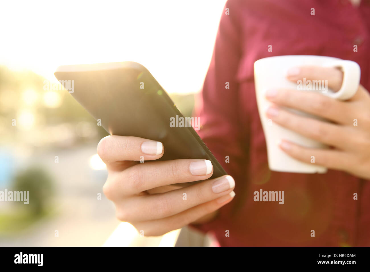 Hand holding phone back hi-res stock photography and images - Alamy