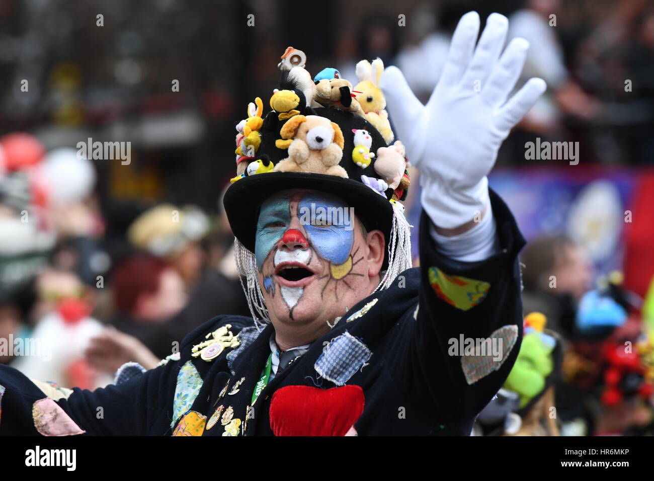 Duesseldorf, Germany. 27th Feb, 2017. People in costumes participate in ...