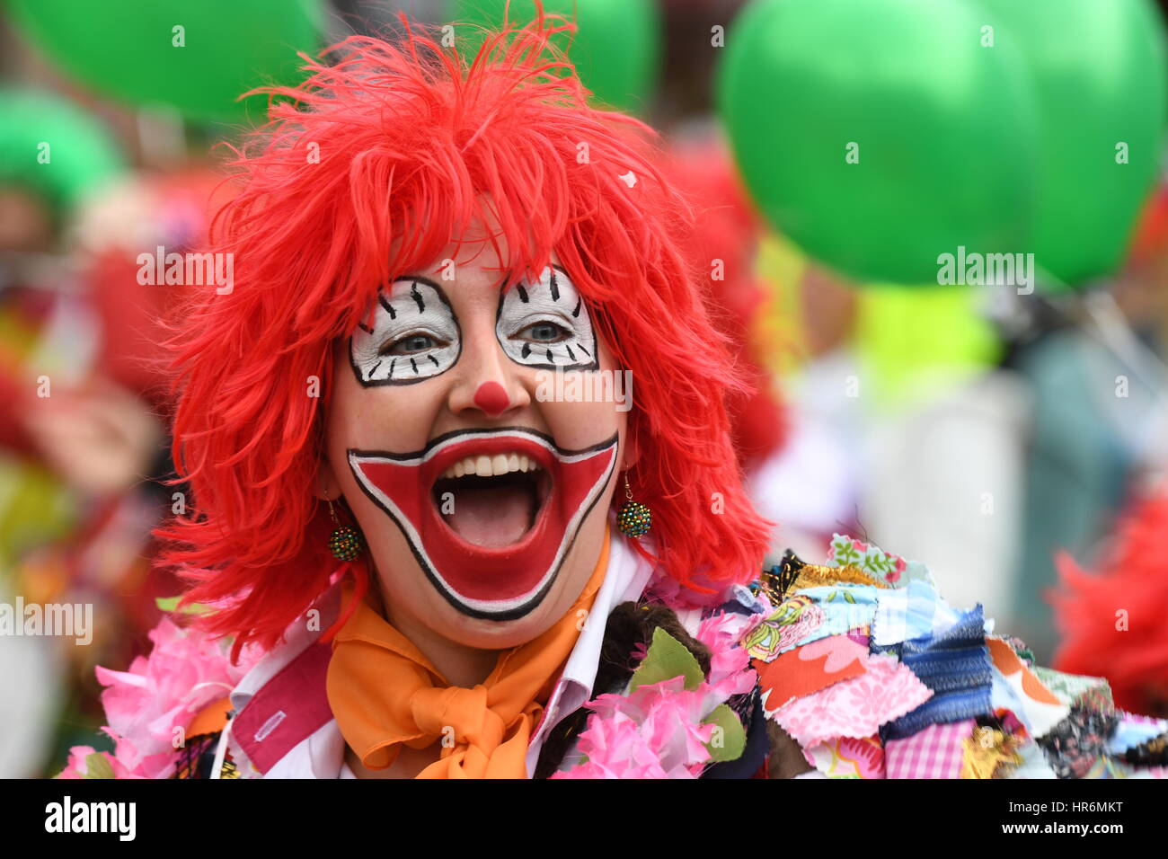 Duesseldorf, Germany. 27th Feb, 2017. People in costumes participate in ...