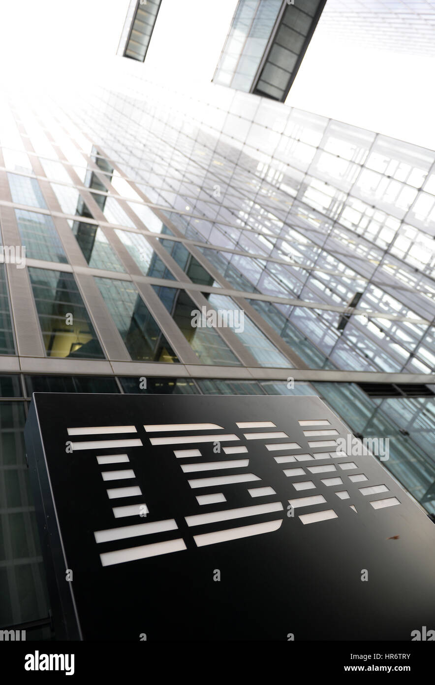 Ibm logo 2017 hi-res stock photography and images - Alamy