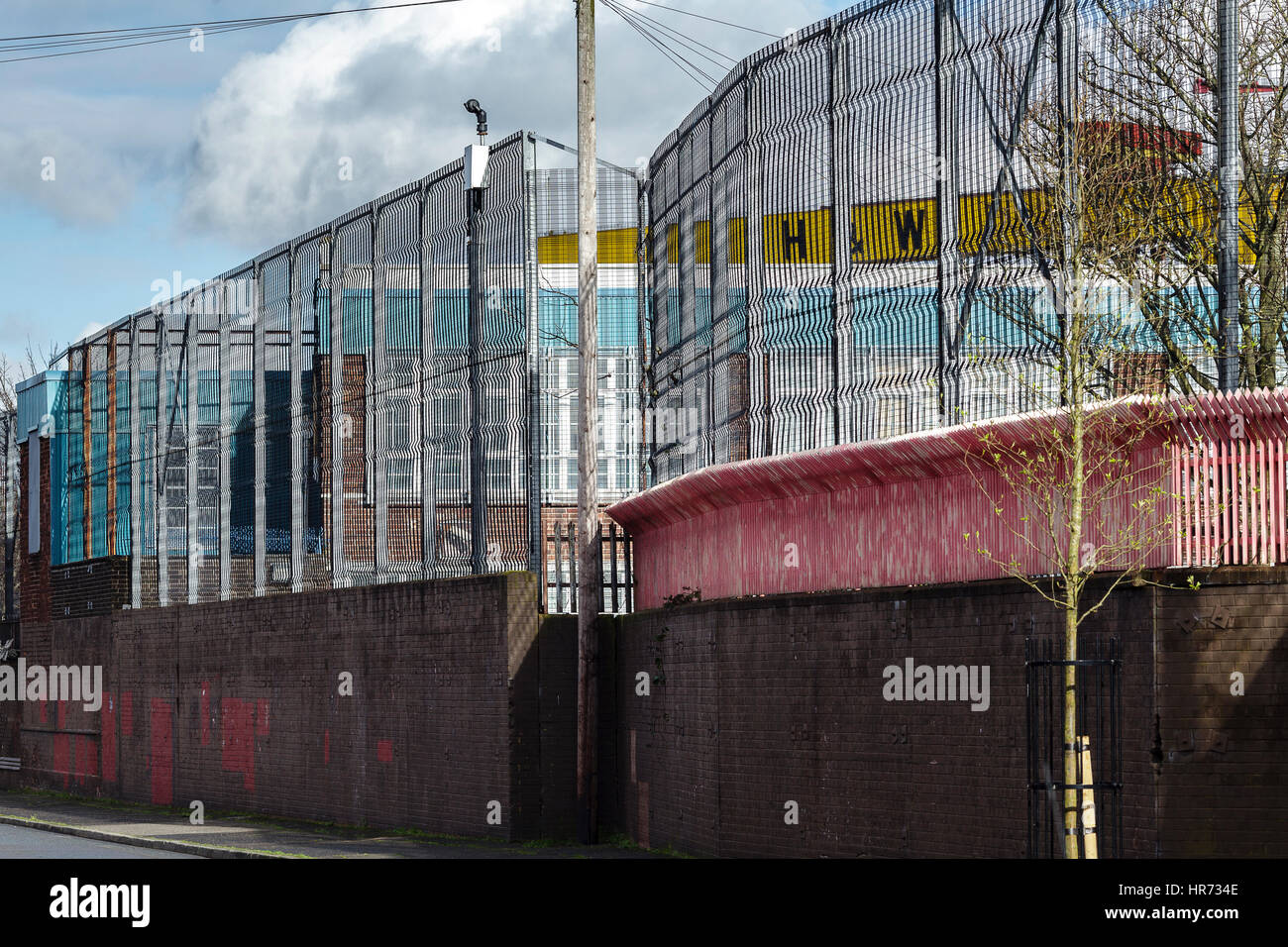A peace wall several meters high in a pro-Irish part of Belfast ...