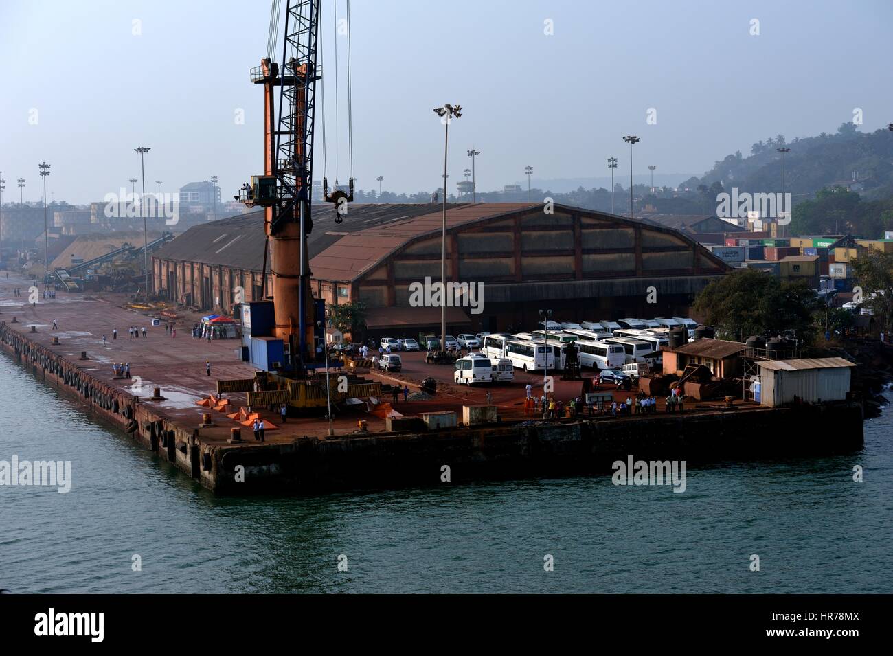 India port workers hi-res stock photography and images - Alamy