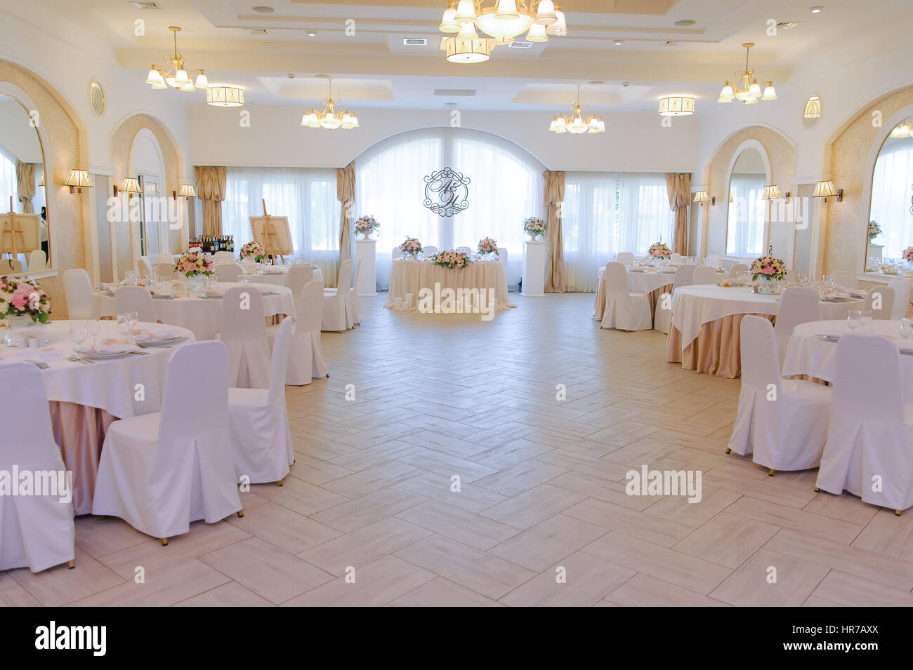 Luxury decorated marriage hall with guests and newlyweds tables Stock ...