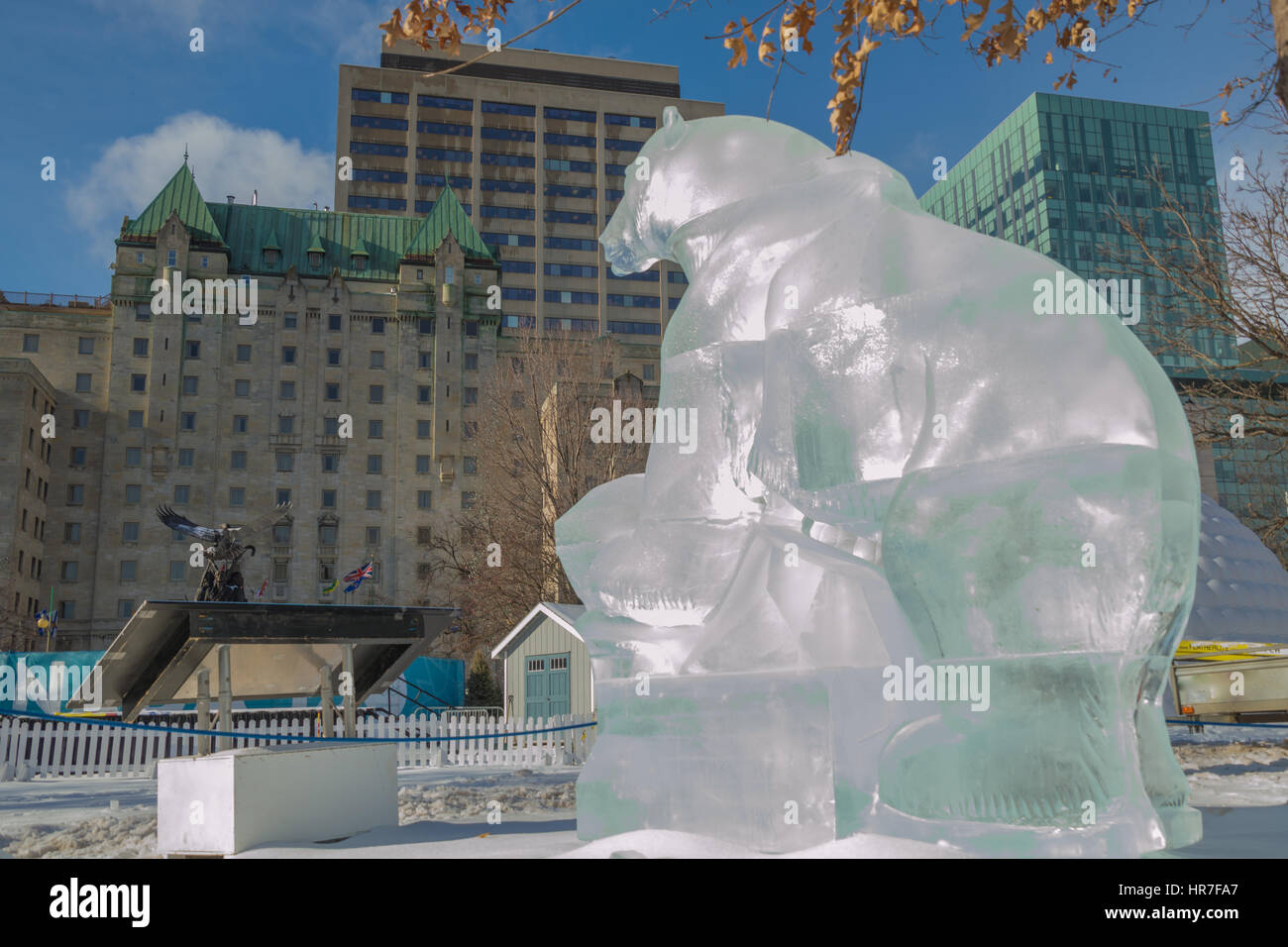 Ice bear sculpture hi-res stock photography and images - Alamy