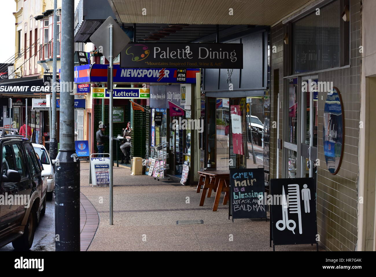Shops and restaurants in Bathurst Street in Katoomba town Stock Photo ...