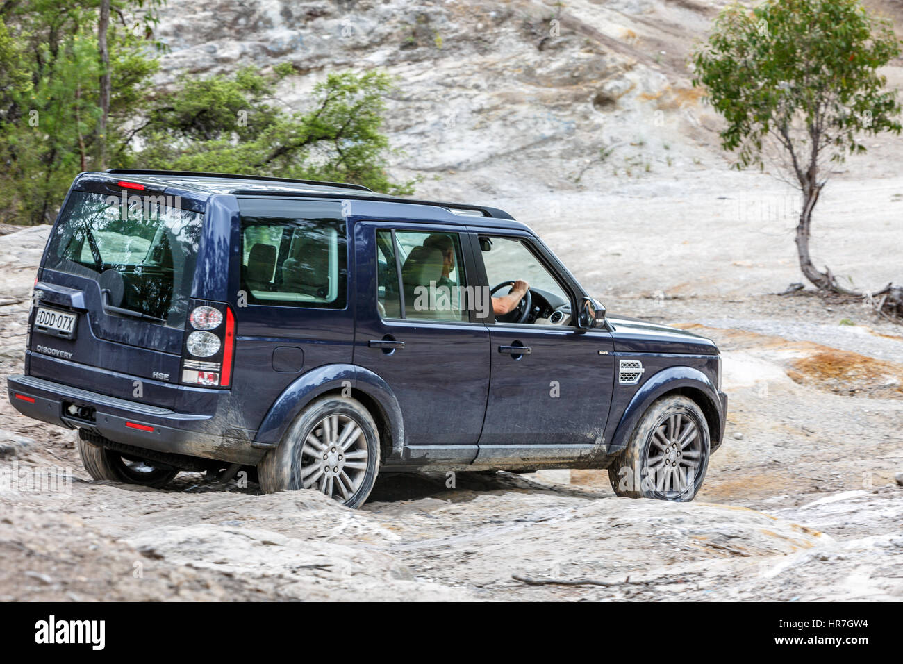 Land Rover Discovery 4 property released, driving off road on a Land ...