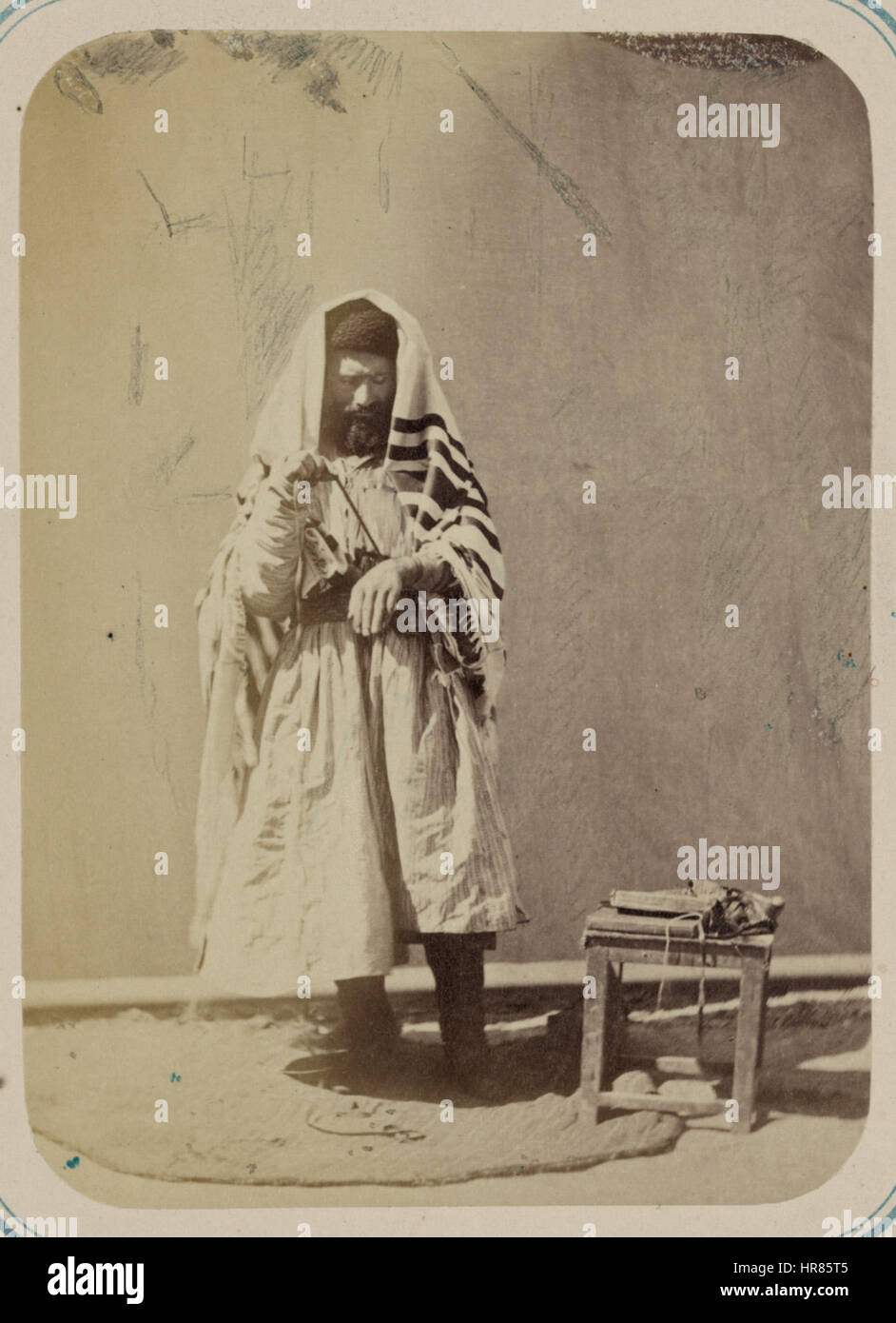 Jewish man wearing prayer shawl hi-res stock photography and images - Alamy