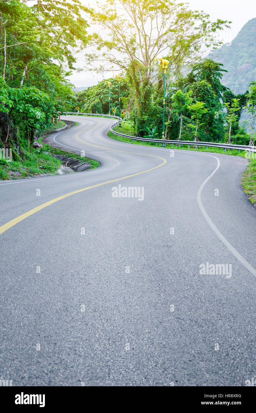 Empty s curved road on skyline hi-res stock photography and images - Alamy