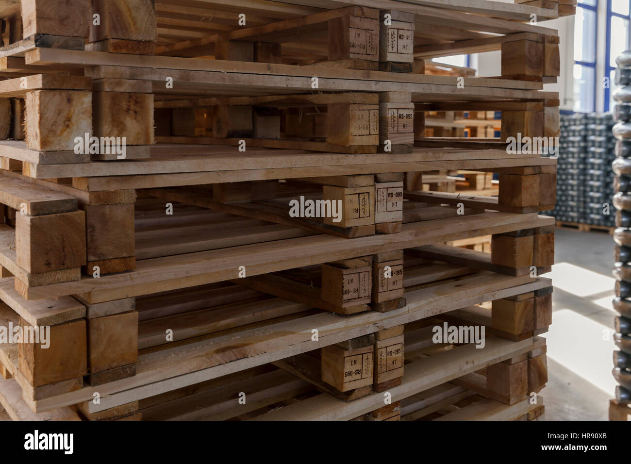 Standard pallet hi-res stock photography and images - Alamy
