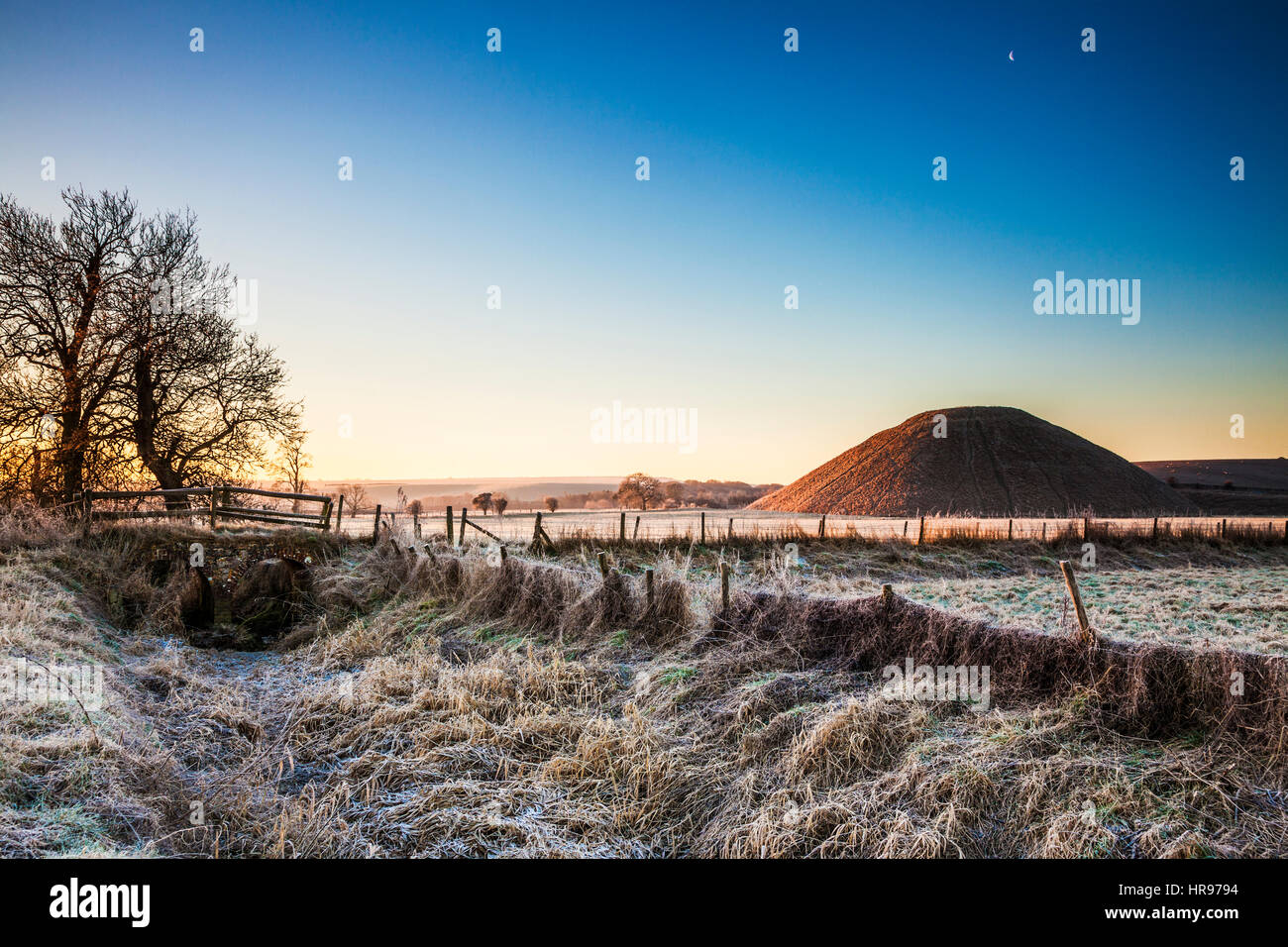 Silbury hill prehistoric mound hi-res stock photography and images - Alamy