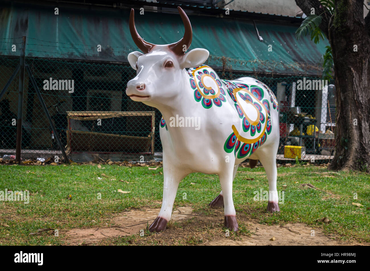 Sacred Hindu cow statue in Little India, Singapore Stock Photo - Alamy
