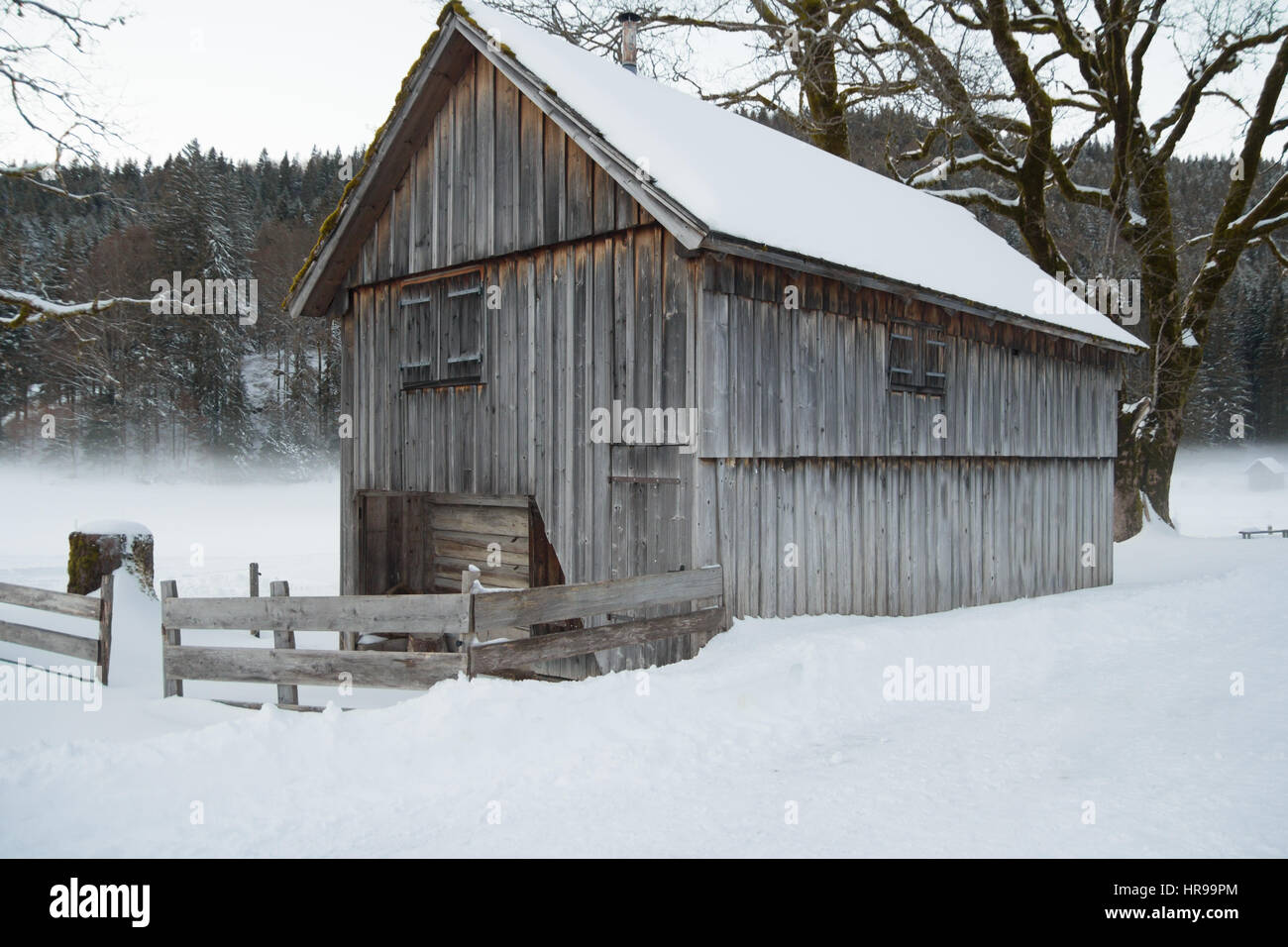 Country cottage in the snow hi-res stock photography and images - Alamy