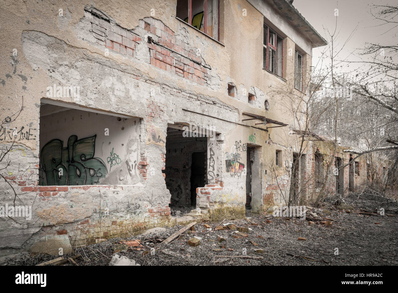 creepy abandoned house Stock Photo - Alamy