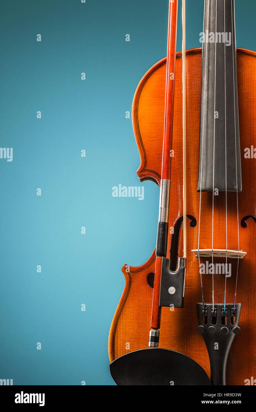 Violin front view on blue studio background Stock Photo - Alamy