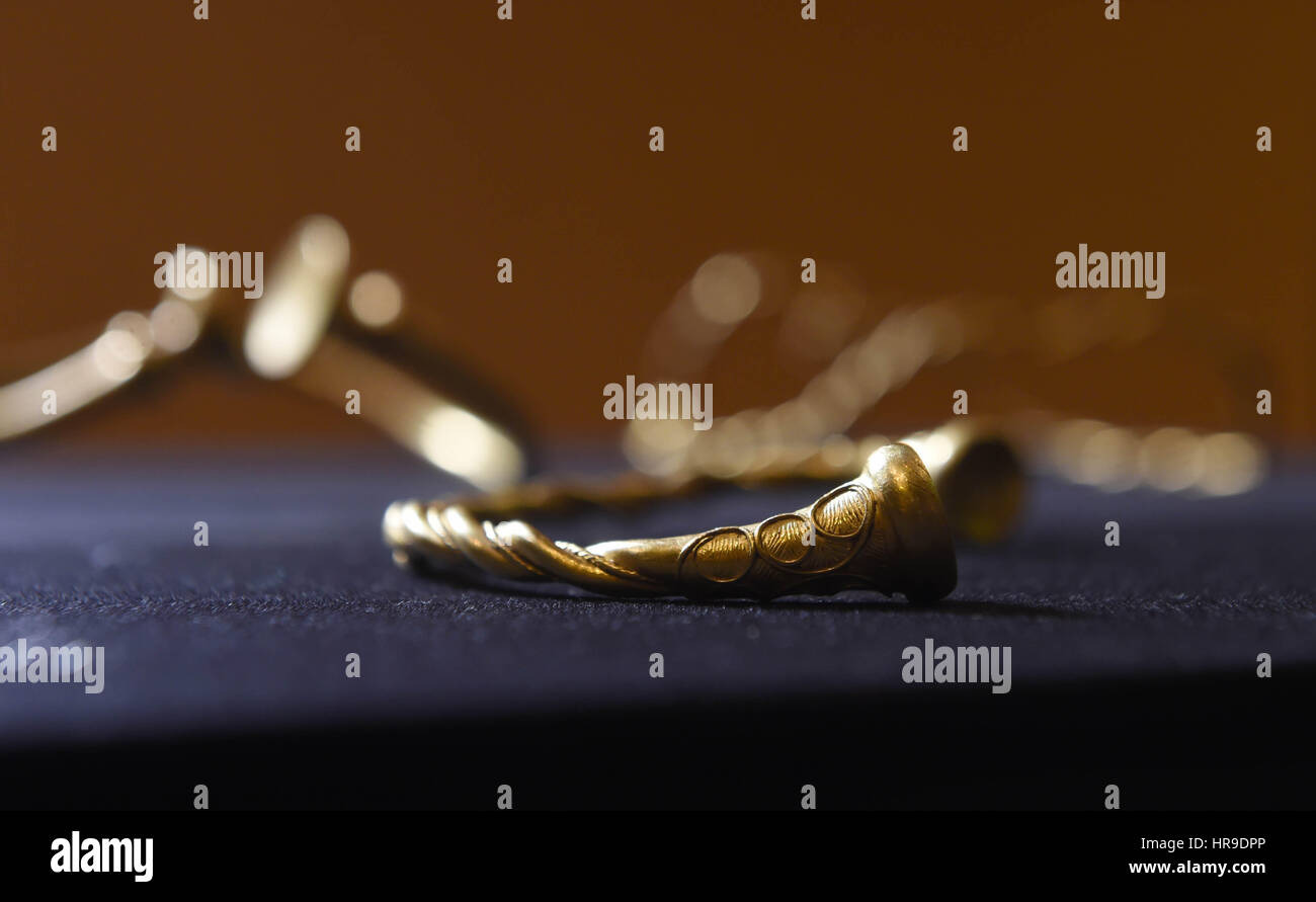 Gold torcs hi-res stock photography and images - Alamy