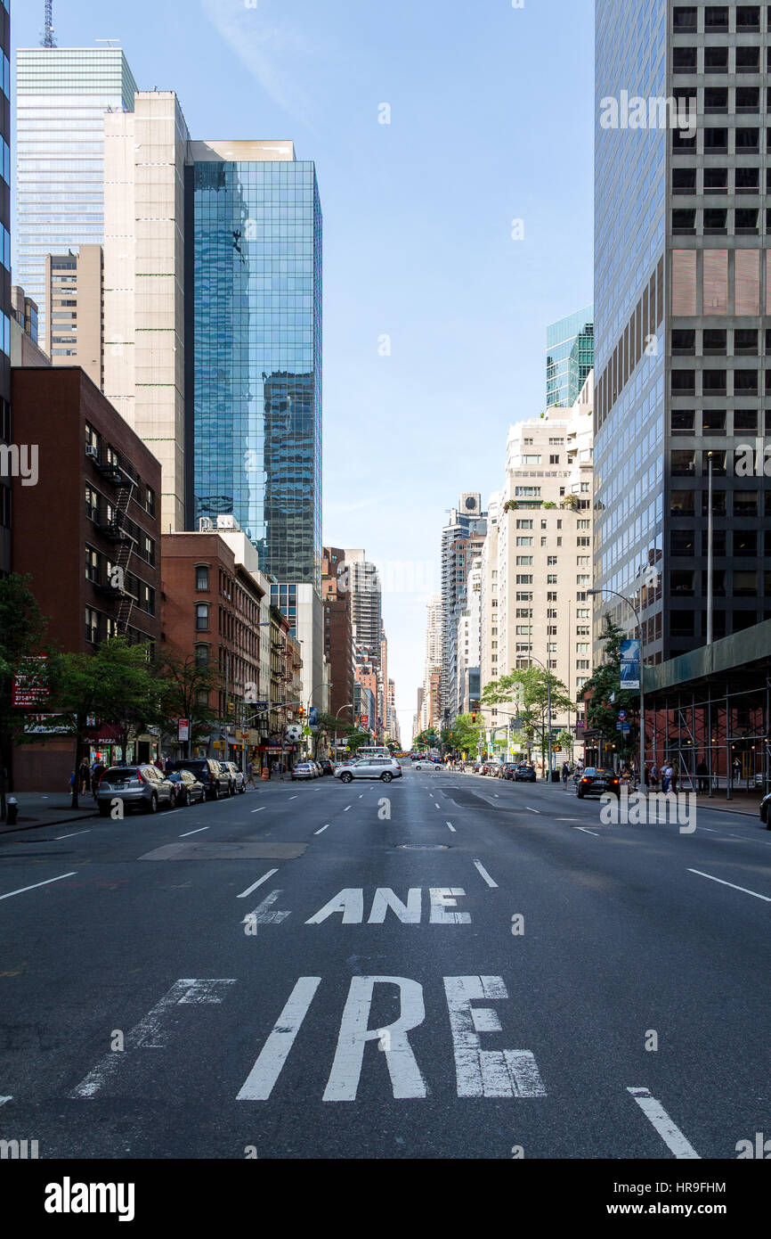 Skyscrapers on either side street hi-res stock photography and images ...