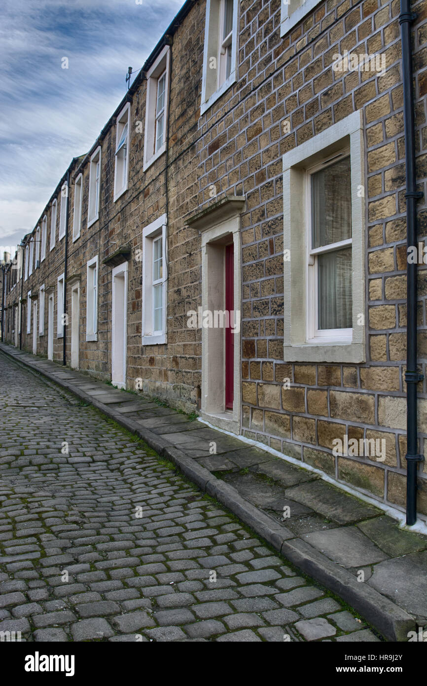Terraced houses on a cobbled street in Northern England Stock Photo - Alamy